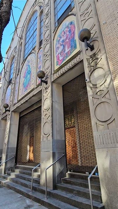 뉴욕 로어 맨해튼에 있는 황금빛 이콘과 비잔틴 우크라이나 바로크 양식의 돔이 인상적인 성 조지 우크라이나 가톨릭 성당은