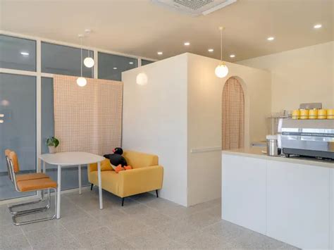 노란색 포인트 귀여운 10평 캐주얼 카페 인테리어 화성