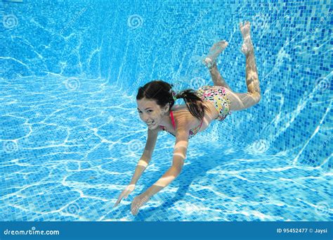 Het Kind Zwemt In Pool Onderwater Duikt Het Gelukkige Actieve Meisje