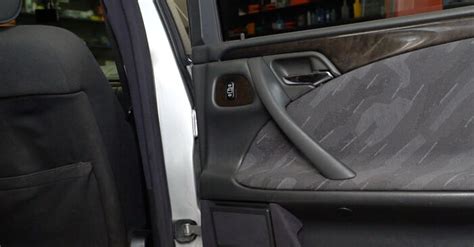 Kuidas vahetada MERCEDES BENZ E klass T modell S210 taga aknatõstuki