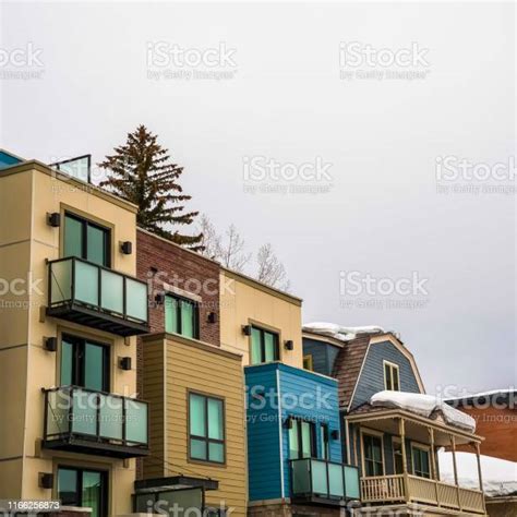 정사각형 프레임 겨울에 흐린 하늘에 대한 눈 덮인 지붕과 주거 건물 외관 0명에 대한 스톡 사진 및 기타 이미지 0명 건물
