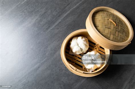 중국 전통 요리 개념입니다 텍스트 복사 공간이있는 대나무 증기선에 딤섬을 만두 아시아 음식 배경 Cha Siu Bao에 대한