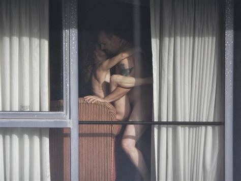 【画像】近所の可愛い子がカーテン開けたままセ クスしてる・・・ ポッカキット