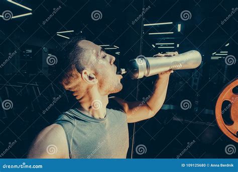 Retrato De La Forma De Vida Del Agua Potable Del Hombre Muscular