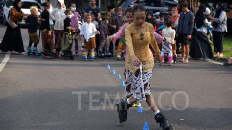 Sambut Hari Kartini Aksi Freestyle Sepatu Roda Sambil Berkebaya Foto