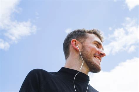 Retrato De Lado De Un Hombre Sonriente Mirando A Otro Lado Foto Gratis