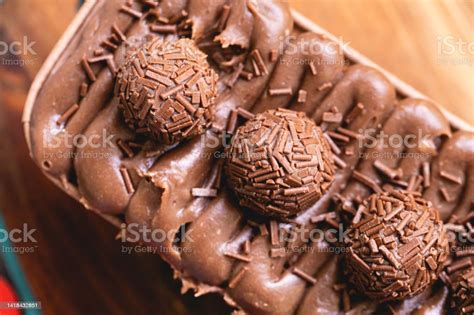 Brigadeiro Caseirinho라고 불리는 케이크 초콜릿 프로스팅과 여단이 장식 할 초콜릿 케이크 과자 디저트 사탕
