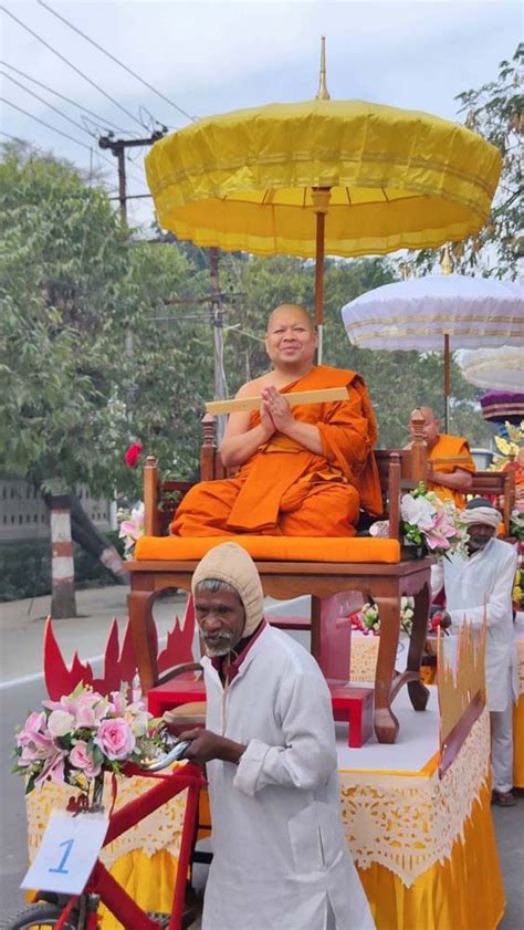 ผู้หญิง ตะลอนเที่ยว งานนมัสการและสมโภชพระบรมสารีริกธาตุ ณ วัดไทยก