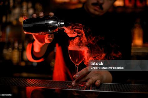 강철 셰이커에서 칵테일 잔에 연기를 붓는 남성 바텐더 각얼음에 대한 스톡 사진 및 기타 이미지 각얼음 갈색 검은색 Istock