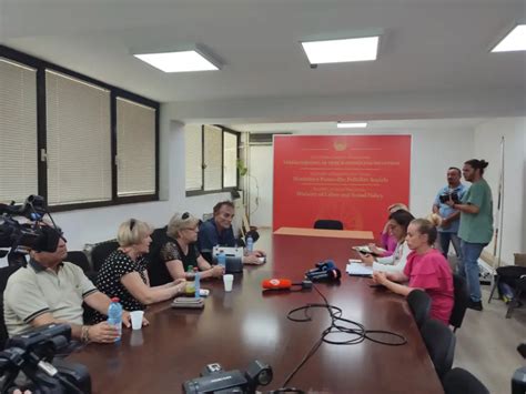 ТРЕНЧЕВСКА СЕПАК СЕ СРЕТНА СО ПЕНЗИОНЕРИТЕ За неа е неуставно линераното зголемување а