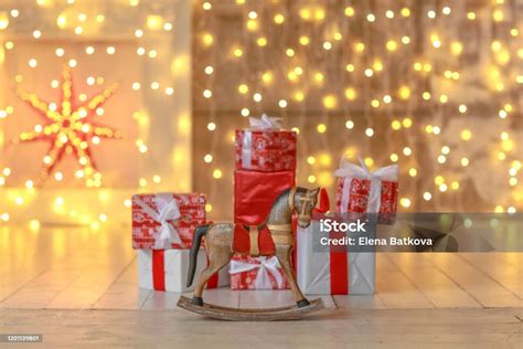 크리스마스 장식의 컬렉션입니다 새해 상자와 화환 사람들이없는 아늑한 집 인테리어의 새해 사진 0명에 대한 스톡 사진 및 기타 이미지 Istock
