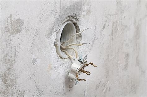 한 남자가 수리를 위해 전기 콘센트를 해체하고 수리합니다 전원 소켓 0명에 대한 스톡 사진 및 기타 이미지 0명 나사돌리개