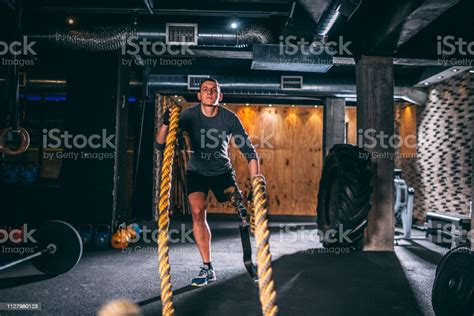 Crossfit 체육관에서 배틀 로프와 운동 보 철 다리와 젊은 선수 건강관리와 의술에 대한 스톡 사진 및 기타 이미지 건강