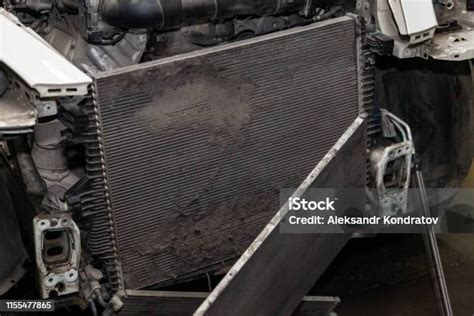 차량 수리점에서 먼지와 이물질이 막힌 알루미늄 엔진 라디에이터로 인해 공조 시스템 및 엔진 냉각의 오작동 후 차량의 정기적인 유지 보수 및 수리 검은색에 대한 스톡 사진 및