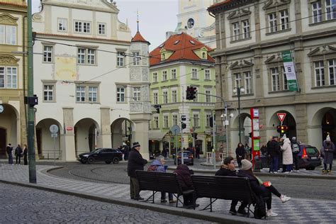 집 밖의 거리 거리 사진 건물 건축 걷고 있는 경치가 좋은 고전 건축 공공 장소 관광 관광지 광장 구시가지 낮 도시 도시 경관 도시 생활