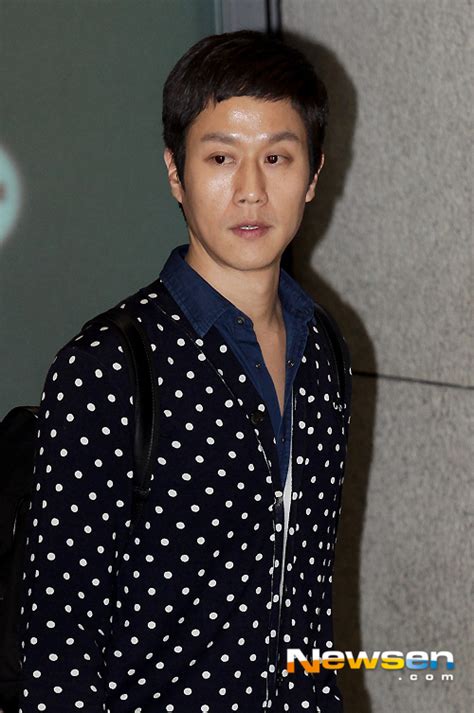 포토엔 정우 ‘눈에띄게 야윈 얼굴 손에 잡히는 뉴스 눈에 보이는 뉴스 뉴스엔