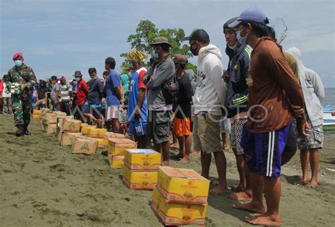 PENYALURAN LOGISTIK UNTUK NELAYAN KORBAN GEMPA SULBAR ANTARA Foto