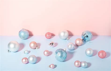 크리스마스와 새해 최소한의 예술 구성 파스텔 핑크 배경에 핑크와 블루 크리스마스 공 공간을 복사합니다 0명에 대한 스톡 사진 및 기타 이미지 Istock