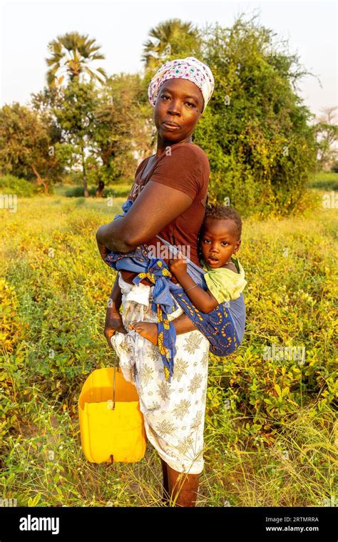 African Woman Carrying Baby On Back Hi Res Stock Photography And Images