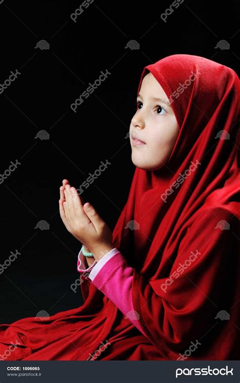 دختر در حال نماز 1006065