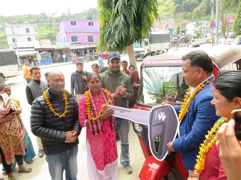 डोटीको दिपायलमा एकल महिलालाई अटो रिक्सा हस्तान्तरण