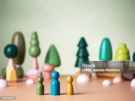 나무의 나무 인형의 배경에 남자의 인물 자연의 개념 생태학 자연에 대한 존중 개념에 대한 스톡 사진 및 기타 이미지 개념 개념과 주제 계절 Istock