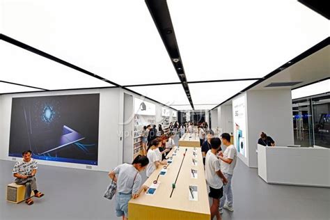 江苏常州：市民打卡体验首家华为授权体验店plus 人民图片网