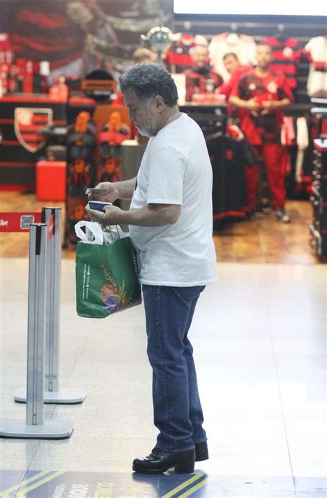 Marcos Frota Chama Atenção Ao Apostar Em Nova Moda E Surgir De Salto Alto