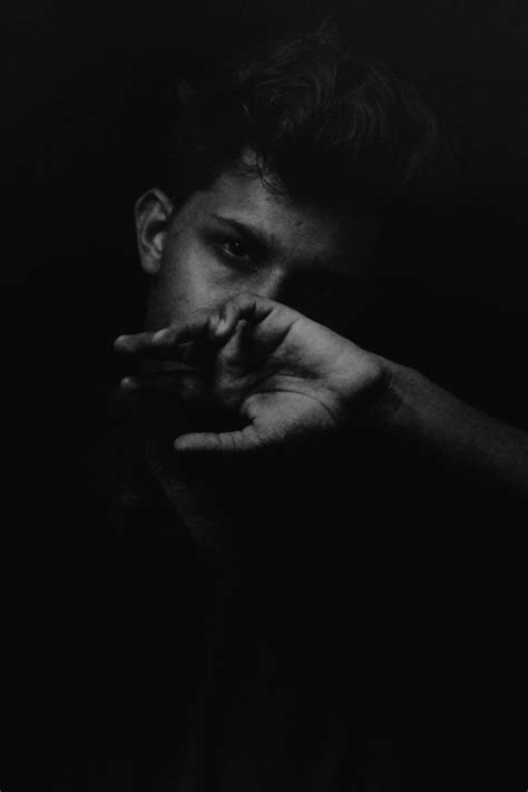 Pin By Linda Mikaelsson On Foto C R E A T E Male Portrait Poses Dark