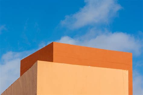 푸른 하늘을 배경으로 한 다채로운 기하학적 건물 · 무료 스톡 사진