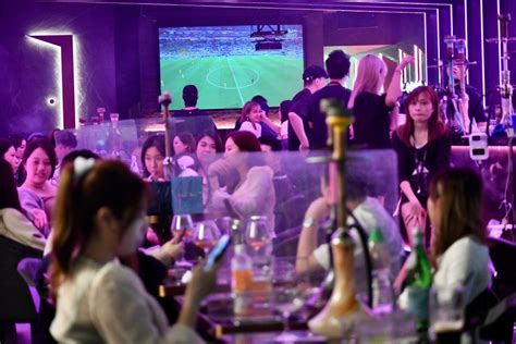 世界盃狂潮 球迷一星前訂位睇波 酒吧業生意料「報復式」反彈三成 星島日報