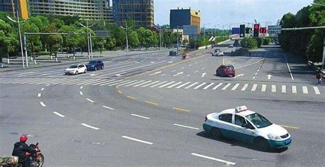 即日起，十字路口这样转弯，交警：最高扣8分罚500元！