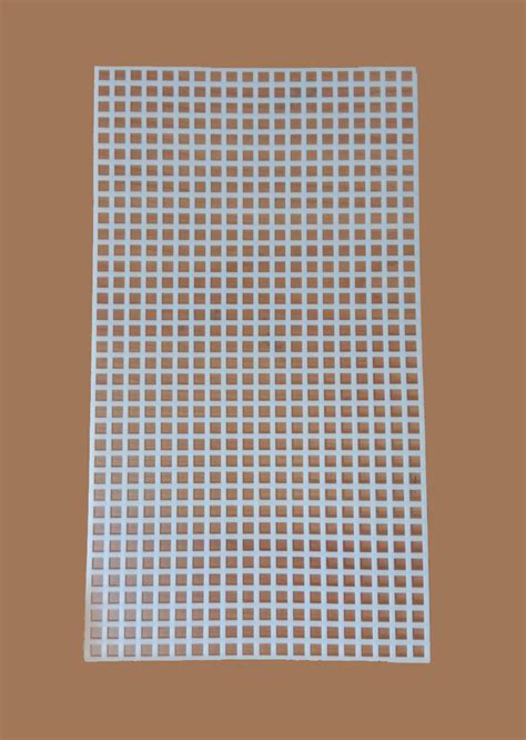 สีดำ ขาว ตะแกรงพลาสติก Diy ตะข่ายพลาสติก ขนาด 20x35 ซม พับ บิดงอได้
