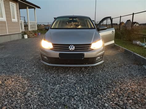 Замена лампы ближнего света — Volkswagen Polo Sedan, 1,6 л, 2018 года ...