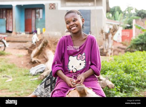 Fille Assise Sur Un Tronc D Arbre En Banque De Photographies Et Dimages Haute R Solution Alamy