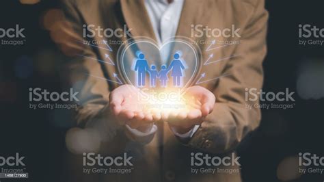 남성 손 아이콘 가족 안전 보험 관리 계획 건강 관리 및 금융 재산 및 가족 위험 감소 사랑하는 사람을 돌보고 돌보는 보호 및