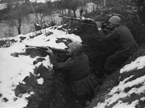 Итальянские солдаты в окопе на советско германском фронте — военное фото