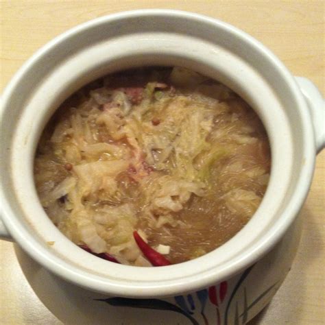 东北酸菜砂锅东北酸菜锅东北酸菜铜锅大山谷图库