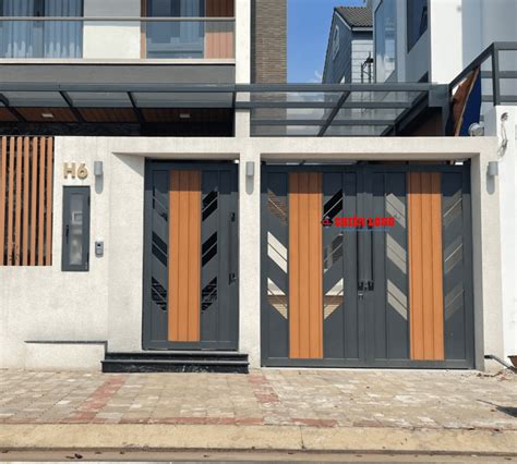 Mẫu Cổng Sắt 2 Cánh Cnc ốp Nhựa Giả Gỗ Thiết Kế Phong Cách Hiện đại Cl00103