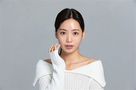 유토이미지 윈터뷰티목 주름 관리하는 여성 사진 이미지