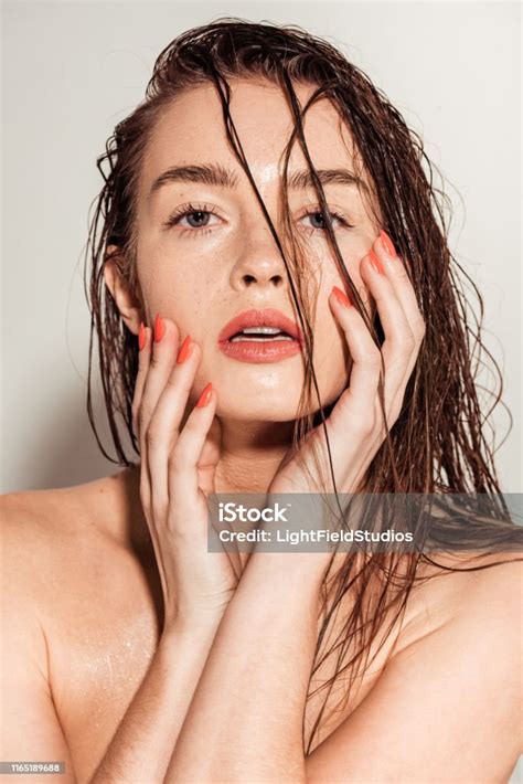 회색 배경에 카메라를보고 산호 입술과 젖은 머리와 아름다운 소녀 젖은 머리에 대한 스톡 사진 및 기타 이미지 젖은 머리 한 명의 여자만 아름다움 Istock