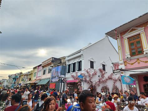 ถนนคนเดินภูเก็ตหลาดใหญ่ ที่เที่ยวภูเก็ต แหล่งรวมของกินหลากหลาย