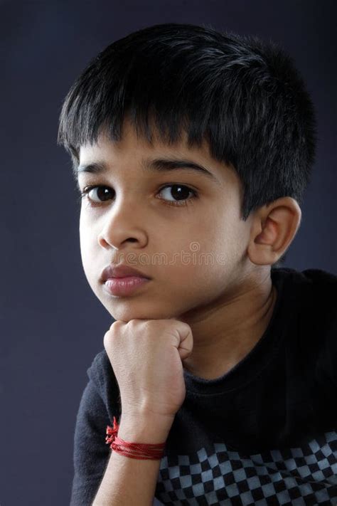 Netter Indischer Junge Stockfoto Bild Von Indisch Niedergedrückt