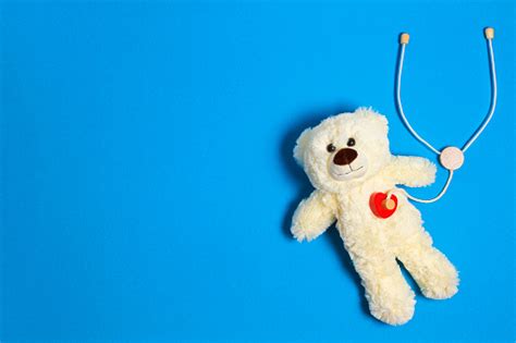 밝은 파란색 배경에 장난감 청진기와 흰색 테디 베어 맨 위 보기 텍스트의 공백 복사 놀기에 대한 스톡 사진 및 기타 이미지