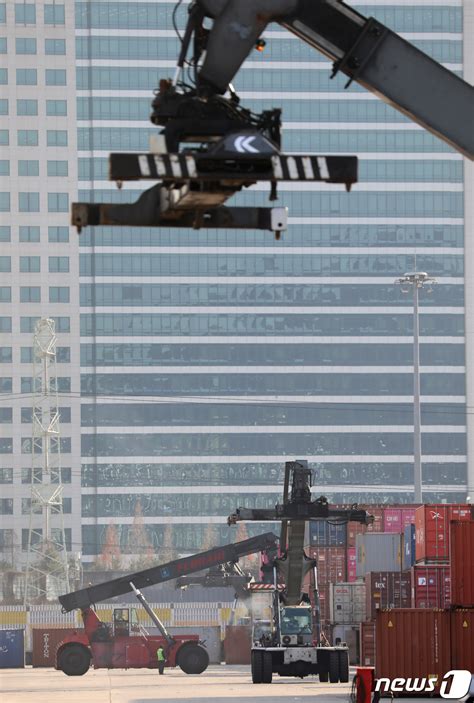 컨테이너 옮기는 중장비들 뉴스1