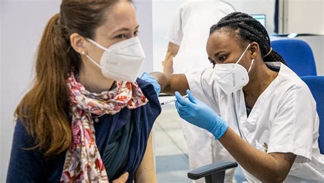 Vaccini Covid Più Sicuri Nella Realtà Che Non Nei Test La Repubblica