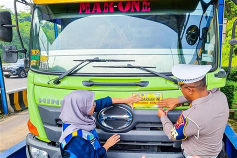 Foto Razia Truk ODOL Di Tol Cipularang Incar Dimensi Dan Muatan Berlebih