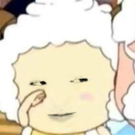 可爱小羊表情，一只手放在脸上，尽显俏皮可爱 有病但实用的表情包 可爱小羊挤眼卖萌，俏皮模样超治愈表情包图片动图 求表情网斗图从此不求人