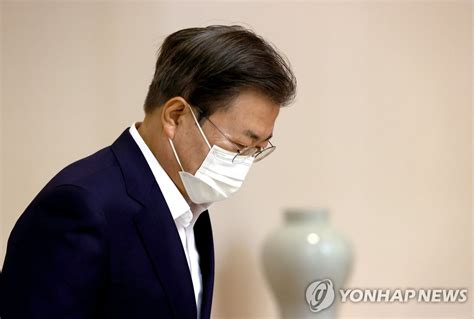 탄소중립 범부처 전략회의 참석하는 문 대통령 연합뉴스
