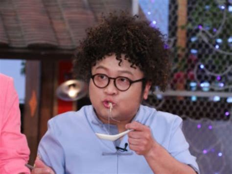 Lin Yu Chih And Amber An Show Cooking Skills In The Press Conference Of